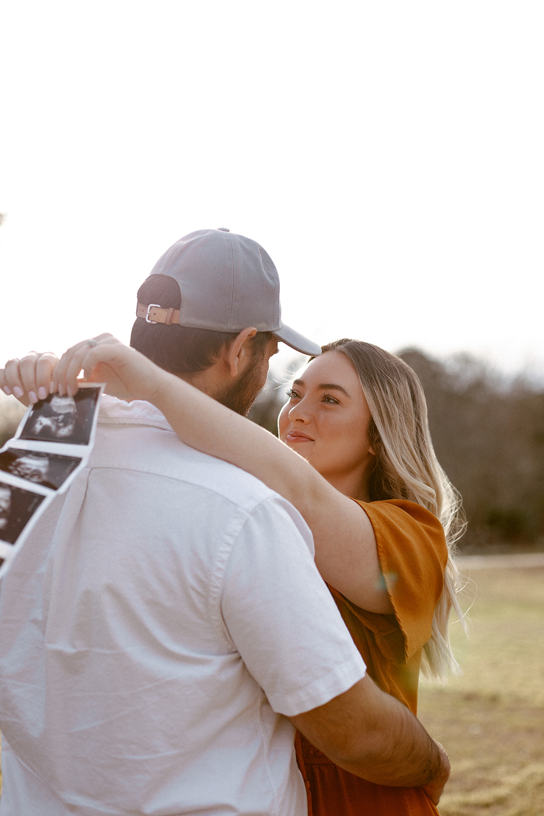 Timeless & Warm Pregnancy Announcement Photos in a Field | Austin, TX ...