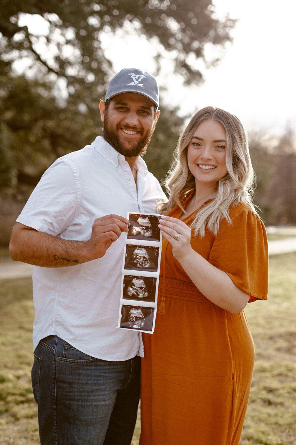 Timeless & Warm Pregnancy Announcement Photos in a Field | Austin, TX ...