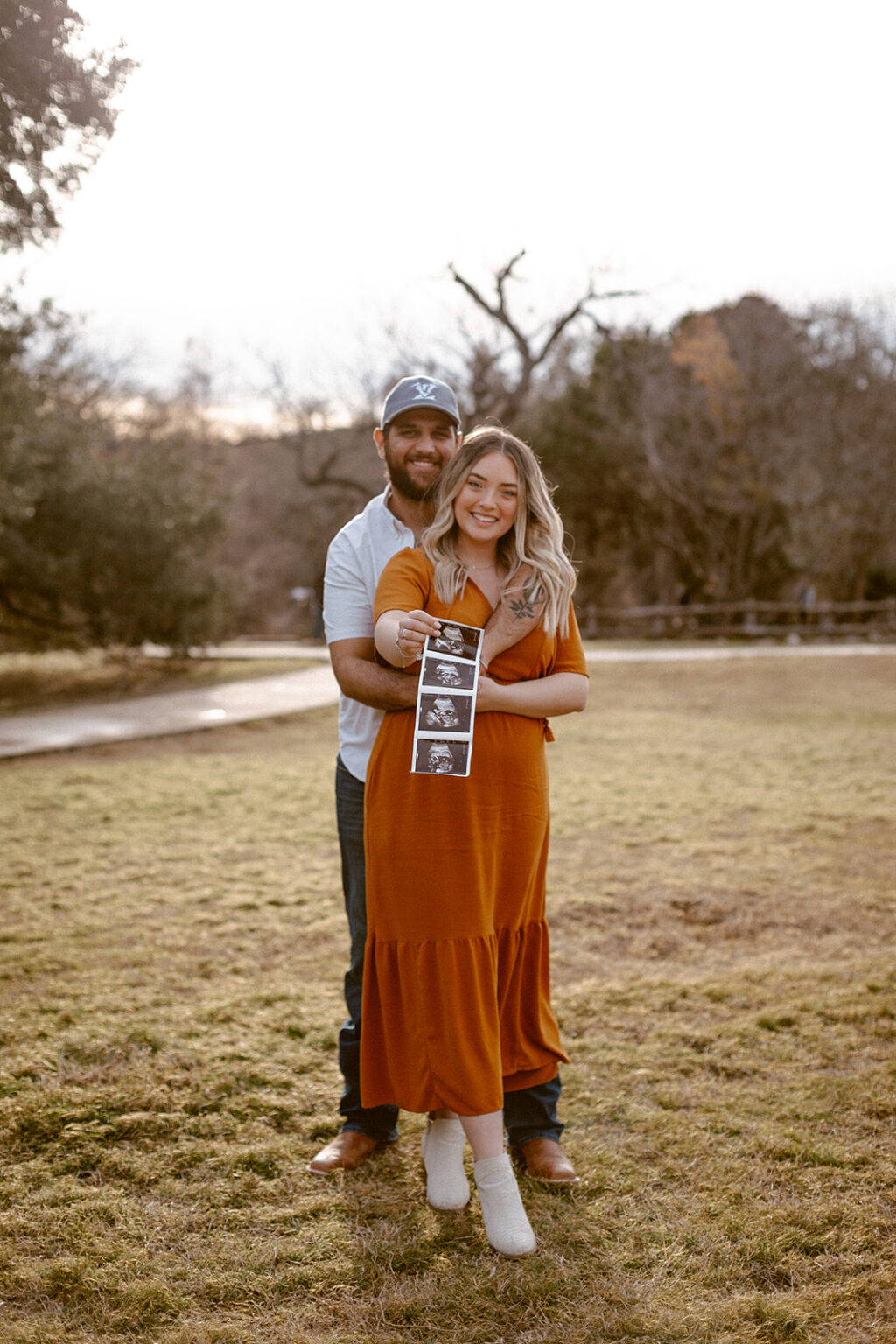 Timeless & Warm Pregnancy Announcement Photos in a Field | Austin, TX ...