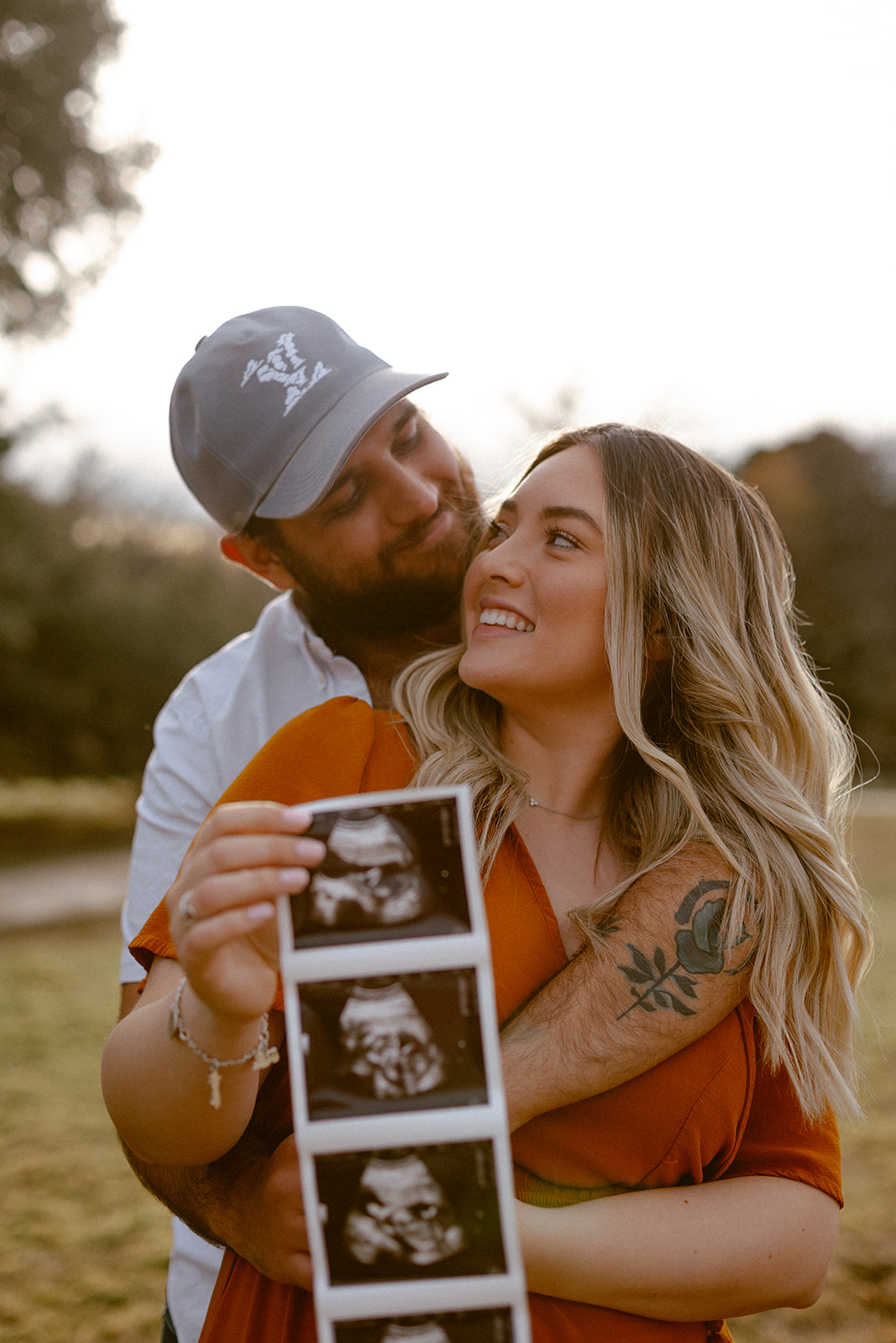 Timeless & Warm Pregnancy Announcement Photos in a Field | Austin, TX ...