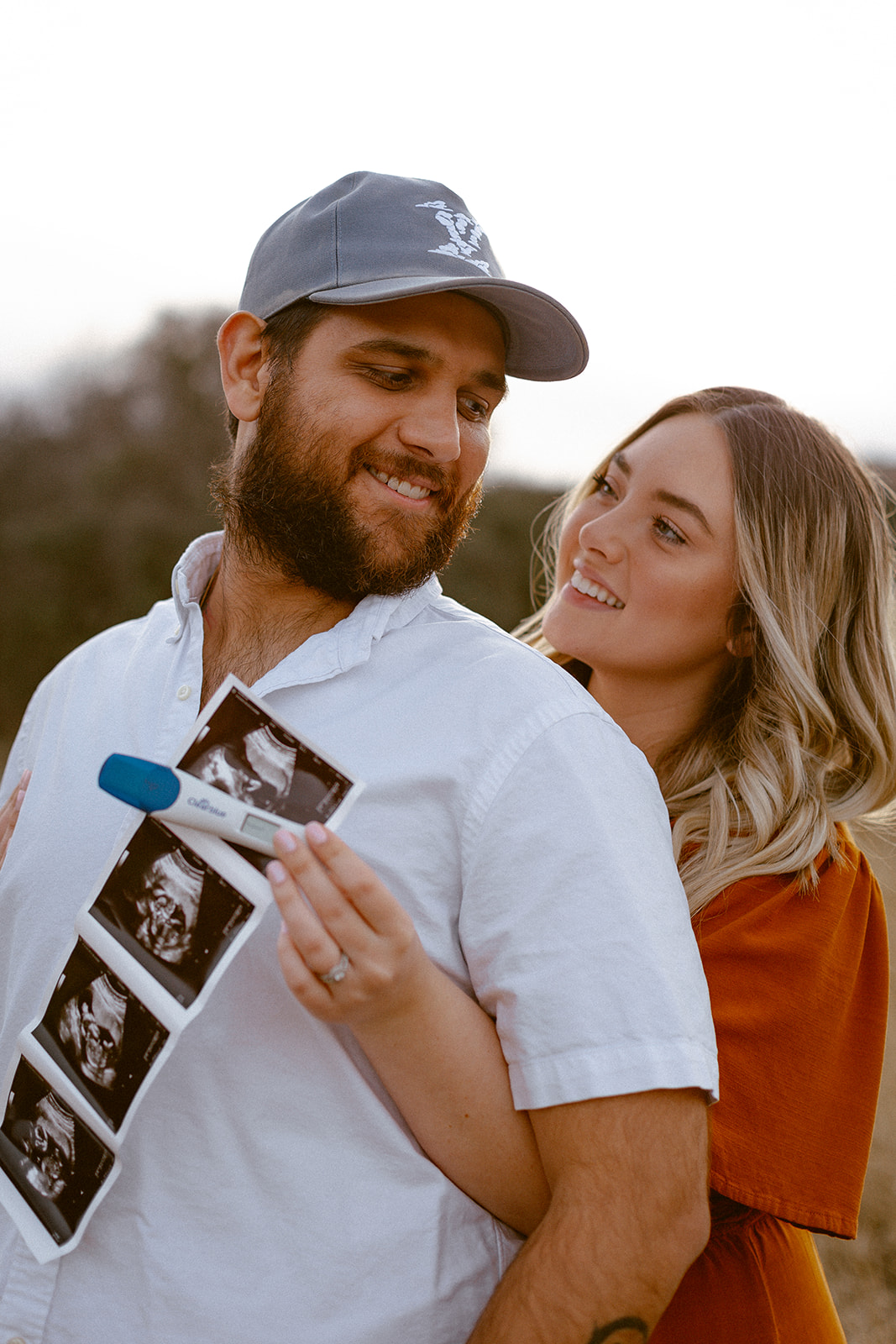 Timeless & Warm Pregnancy Announcement Photos in a Field | Austin, TX ...
